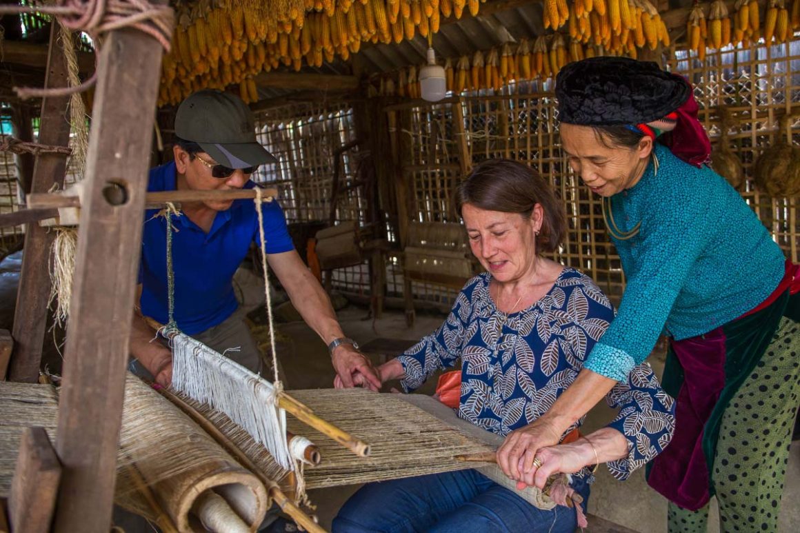Lung Tam village: Traditional Hmong weaving turns flax into fabric